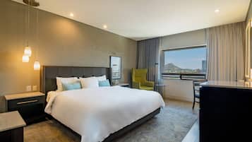 Quarto luxo, 1 cama King | Cofres nos quartos, escrivaninha, ferros/tábuas de passar roupa