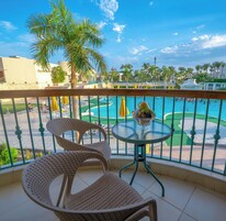 Quarto luxo, vista para a piscina | Roupas de cama de algodão egípcio, cofres nos quartos, escrivaninha