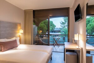 Quarto Duplo Standard, terraço | Minibar, cofre no quarto, secretária