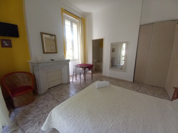 Escrivaninha, berços (sobretaxa)