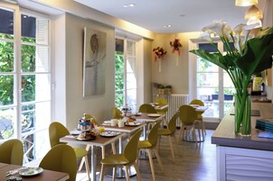 Café da manhã continental diário (EUR 9.90 por pessoa) 