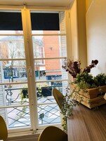 Café da manhã continental diário (EUR 9.90 por pessoa) 