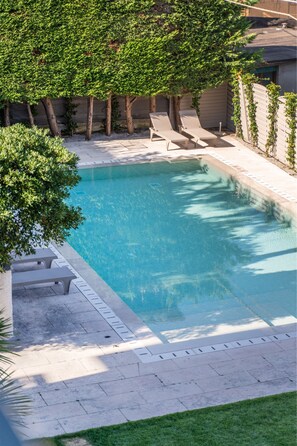 Piscina externa, guarda-sóis, espreguiçadeiras