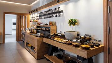 Pequeno-almoço tipo buffet diário mediante uma taxa
