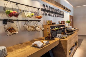 Pequeno-almoço tipo buffet diário (20 EUR por pessoa) 