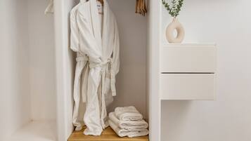 Quarto triplo standard | Roupas de cama premium, edredons de pluma, camas com colchões pillow-top