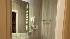 Quarto Individual | Casa de banho | Um secador de cabelo, toalhas fornecidas, sabão, champô