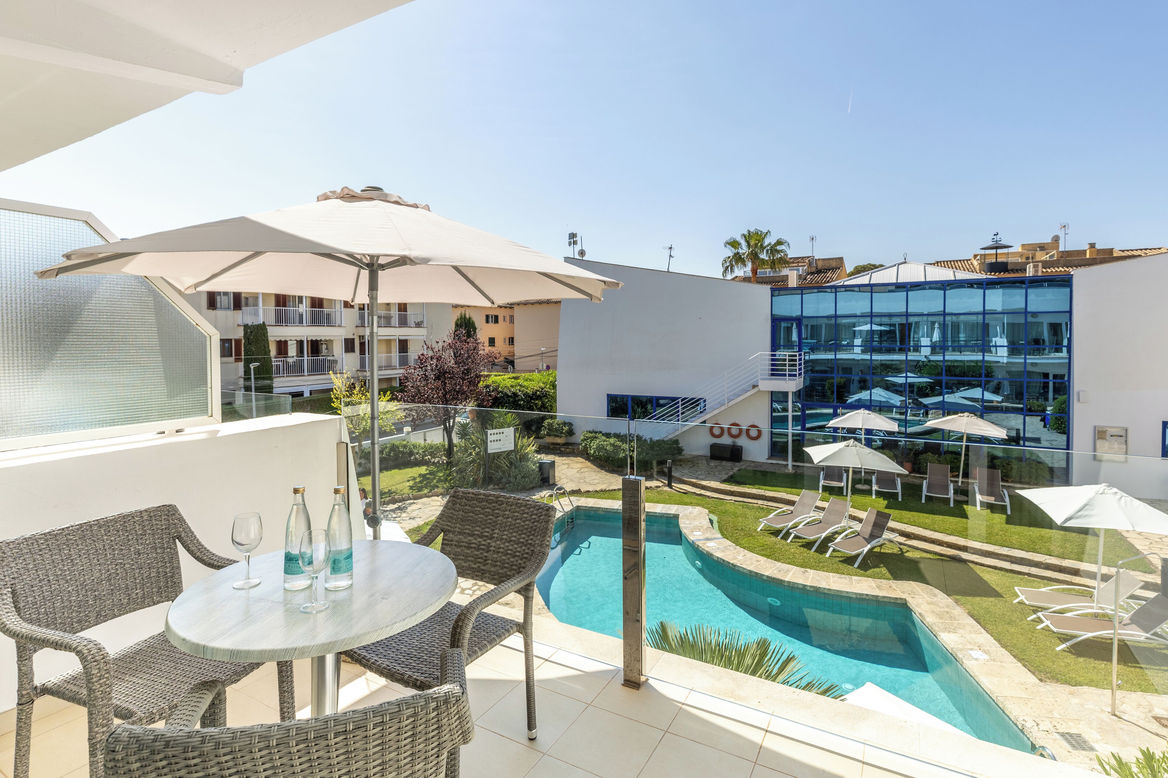 Cofres nos quartos, escrivaninha, ferros/tábuas de passar roupa