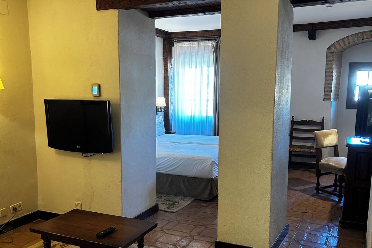 Roupa de alta qualidade, edredões de penas, minibar, cofre no quarto