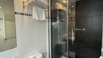 Quarto Individual Standard | Casa de banho | Artigos de higiene pessoal grátis, um secador de cabelo