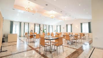 2 restaurantes, pequenos-almoços servidos, cozinha local