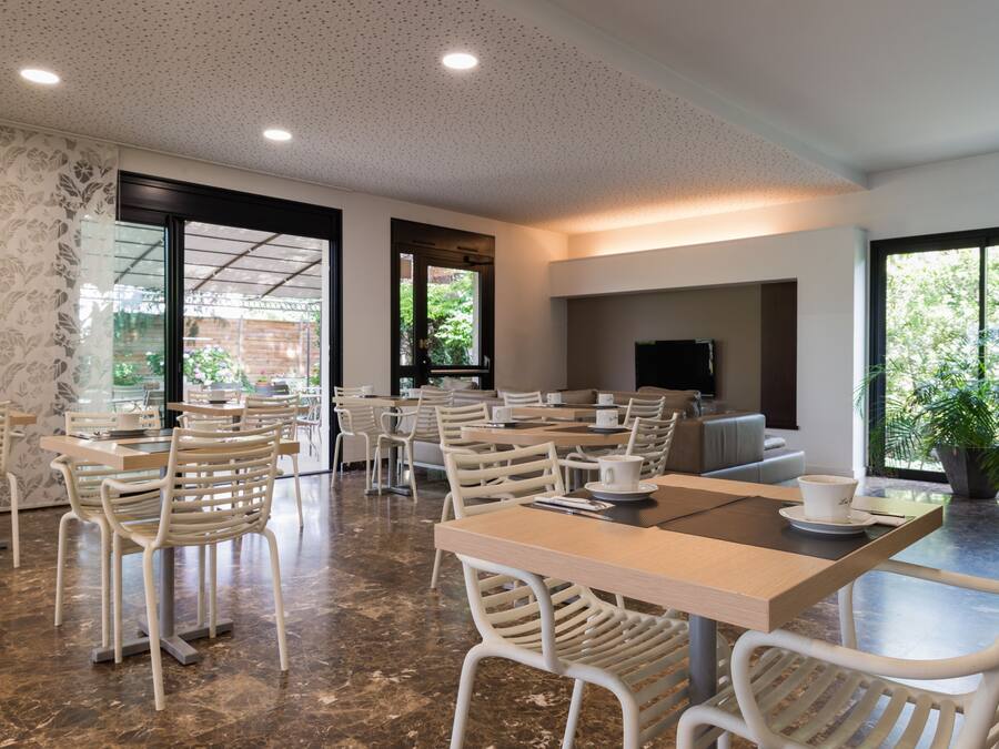 Pequeno-almoço tipo buffet diário (12 EUR por pessoa)