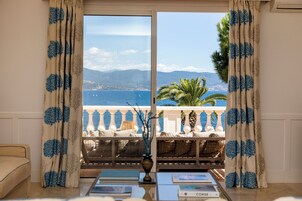 Suite Deluxe, vista para o mar | Roupa de alta qualidade, minibar, cofre no quarto 