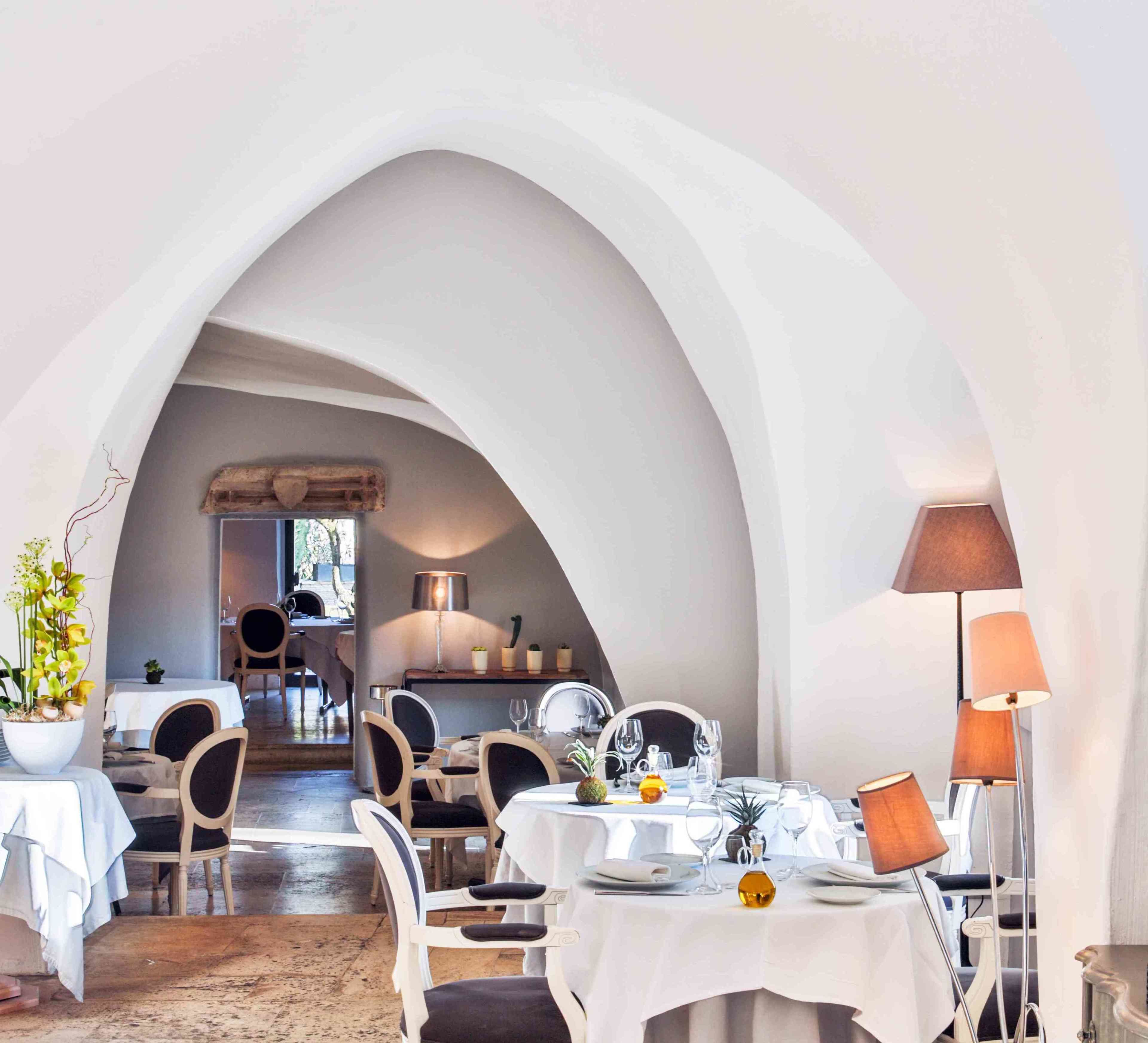 2 restaurantes, que servem almoços, jantares, também cozinha regional 