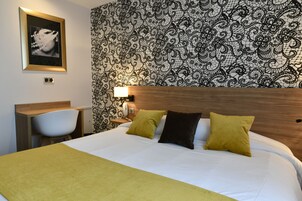 Quarto casal superior | Frigobar, cofres nos quartos, escrivaninha, cortinas blackout