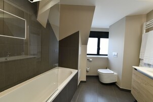 Quarto casal superior | Banheiro | Secador de cabelo, toalhas de banho