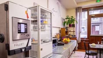 Pequeno-almoço continental diário (6 EUR por pessoa)