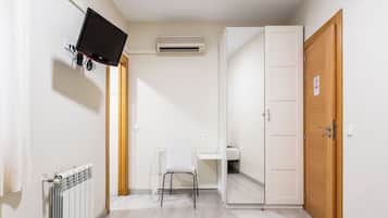 Quarto casal, banheiro privativo | Roupas de cama premium, cofres nos quartos, escrivaninha