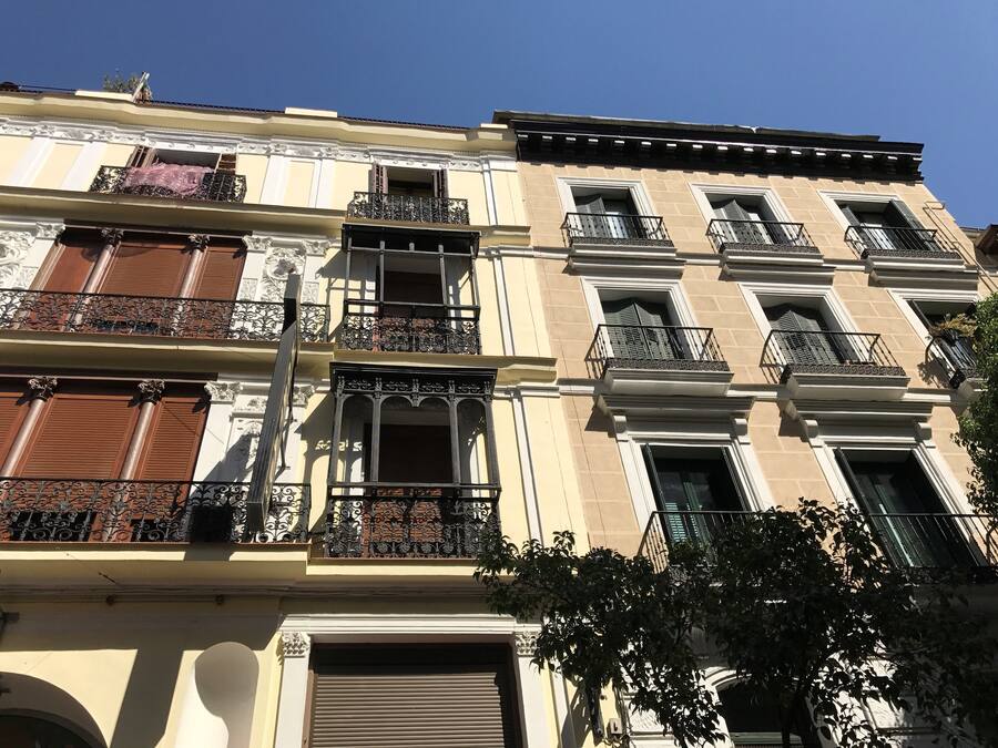 Um edifício de vários andares com varandas ornamentadas, janelas amplas e um estilo arquitetônico tradicional.