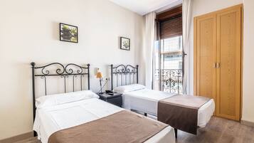 Quarto Duplo, casa de banho privativa | Roupa de alta qualidade, cofre no quarto, secretária
