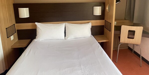 Com mobília individualizada, secretária, cortinas/cortinados opacos 