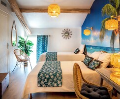 Quarto Triplo Superior | Secretária, Wi-fi grátis, roupa de cama fornecida 