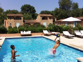 Piscina exterior, guarda-sóis, espreguiçadeiras 