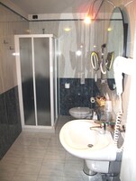 Quarto Triplo Comfort | Casa de banho | Uma combinação polibã/banheira, artigos de higiene pessoal grátis 