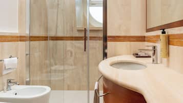 Quarto Clássico, 1 cama de casal | Casa de banho | Um polibã, um secador de cabelo, chinelos, um bidé