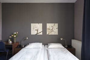 Cofre no quarto, secretária, cortinas/cortinados opacos 