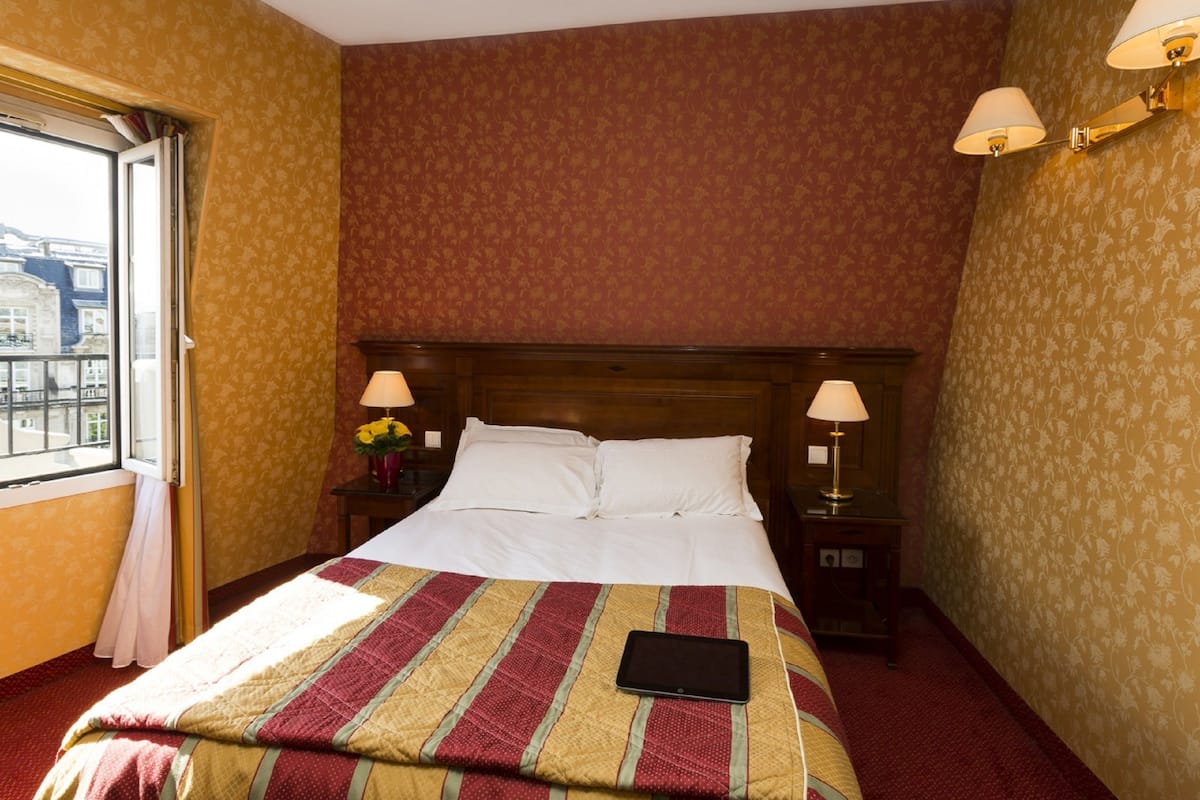 Quarto Individual | Roupa de alta qualidade, camas de colchão pillowtop, cofre no quarto 