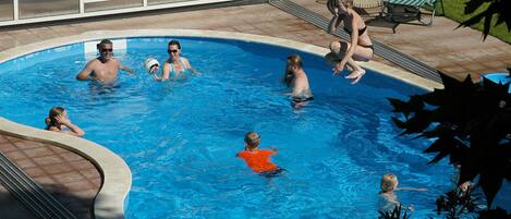 Piscina externa sazonal, funciona das 8h às 22h, guarda-sóis