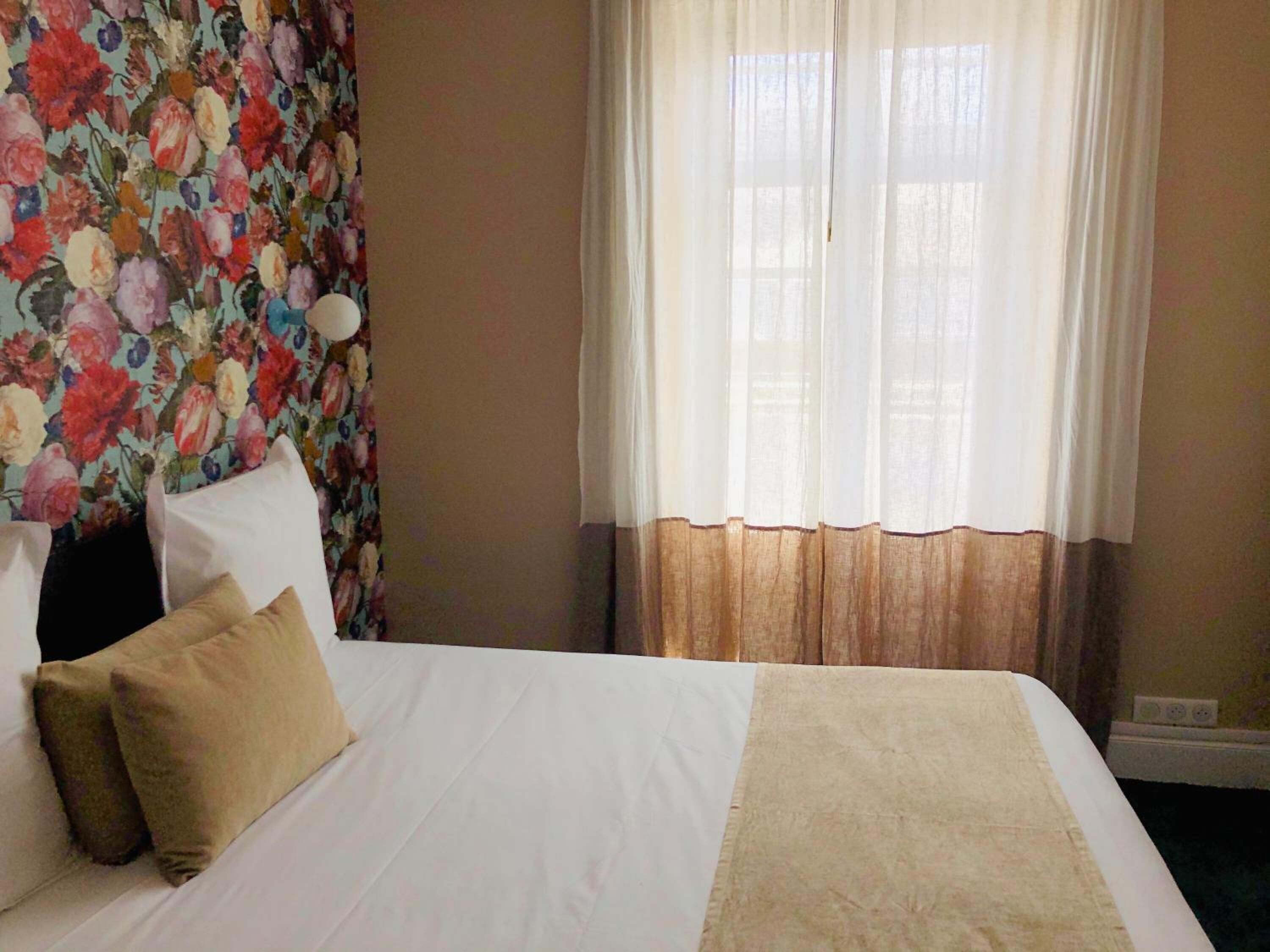 Cofres nos quartos, escrivaninha, quartos à prova de som