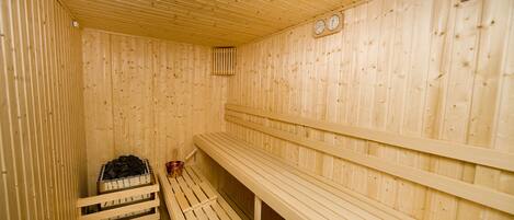Uma sauna com bancos de madeira e parede de madeira.