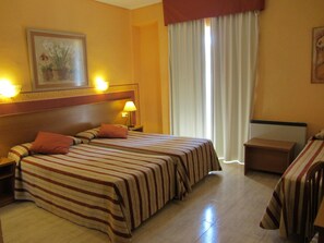 Quarto triplo | Cofres nos quartos, escrivaninha, cortinas blackout