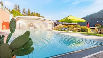 Piscina externa, guarda-sóis, espreguiçadeiras