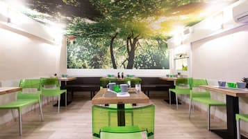 Pequeno-almoço tipo buffet diário (11 EUR por pessoa)