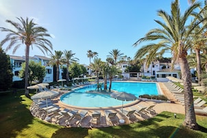 Piscina exterior, guarda-sóis, espreguiçadeiras