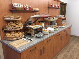 Café da manhã com buffet todos os dias (EUR 17.5 por pessoa) 