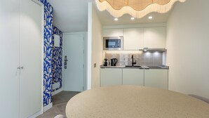 Apartamento, 1 quarto, sacada | Área de estar | TV de tela plana