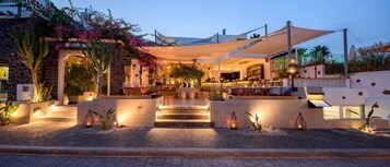 2 restaurantes: opção de café da manhã, almoço e jantar