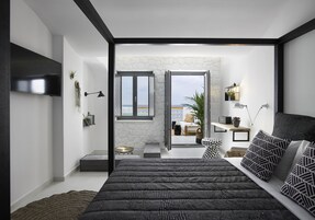 Quarto Deluxe, vista para o mar (Outdoor Jetted Tub) | Cofre com capacidade para portátil, cortinas/cortinados opacos 