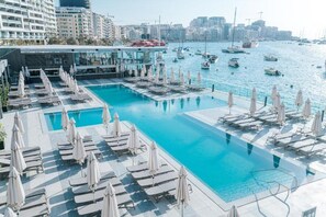 Piscina externa, funciona das 10h às 18h, guarda-sóis, espreguiçadeiras