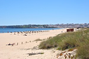 Perto da praia, areia branca 