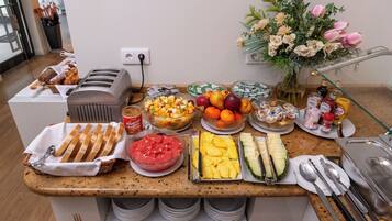 Uma mesa de buffet com diversos alimentos e acompanhamentos.