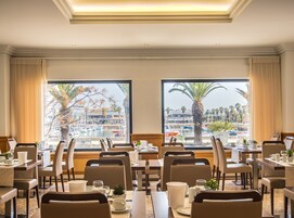 Café da manhã com buffet todos os dias (EUR 12.50 por pessoa) 