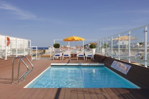 Piscina externa, funciona das 8h às 20h, guarda-sóis, espreguiçadeiras