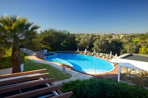 Piscina exterior, guarda-sóis, espreguiçadeiras 