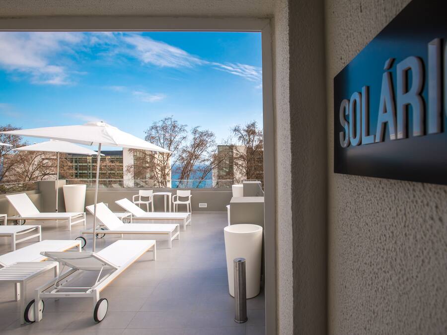 Terraço com espreguiçadeiras