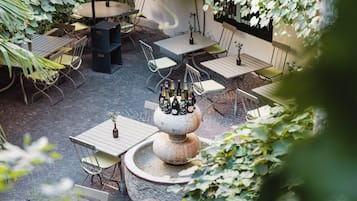 2 restaurantes: opção de café da manhã, almoço e jantar